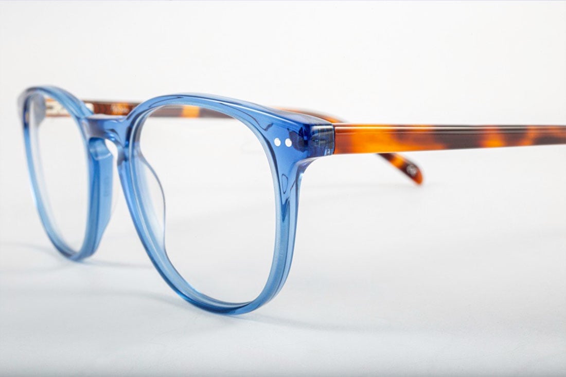 The glasses photo studio: scalable & bespoke eyewear packshots